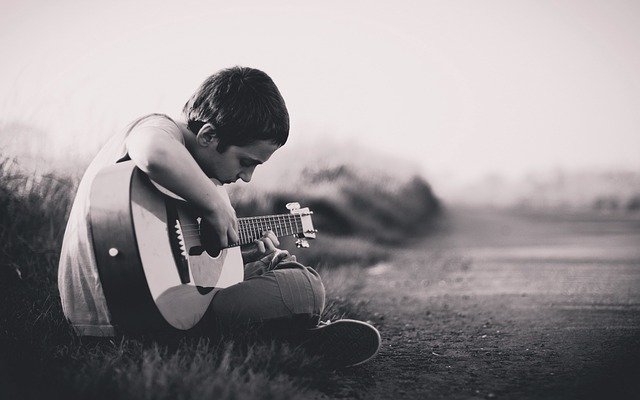 TIPS YOU NEED TO KNOW AS A BEGINNER GUITAR PLAYER